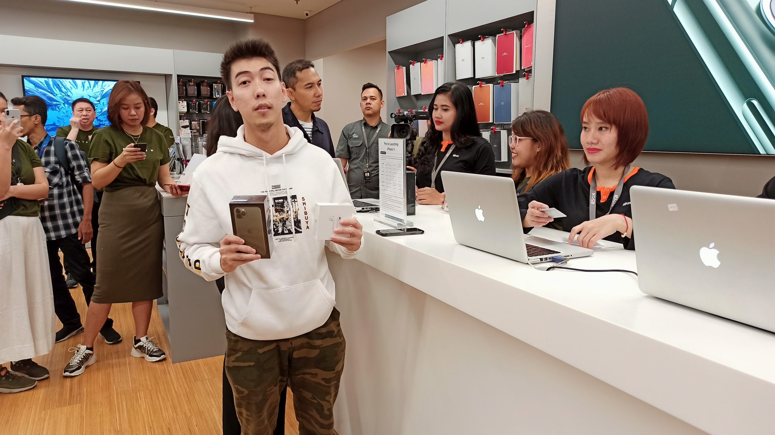 Kisah Fanboy Antre Sejak Pagi Demi Bawa Pulang iPhone 11 Pro ...