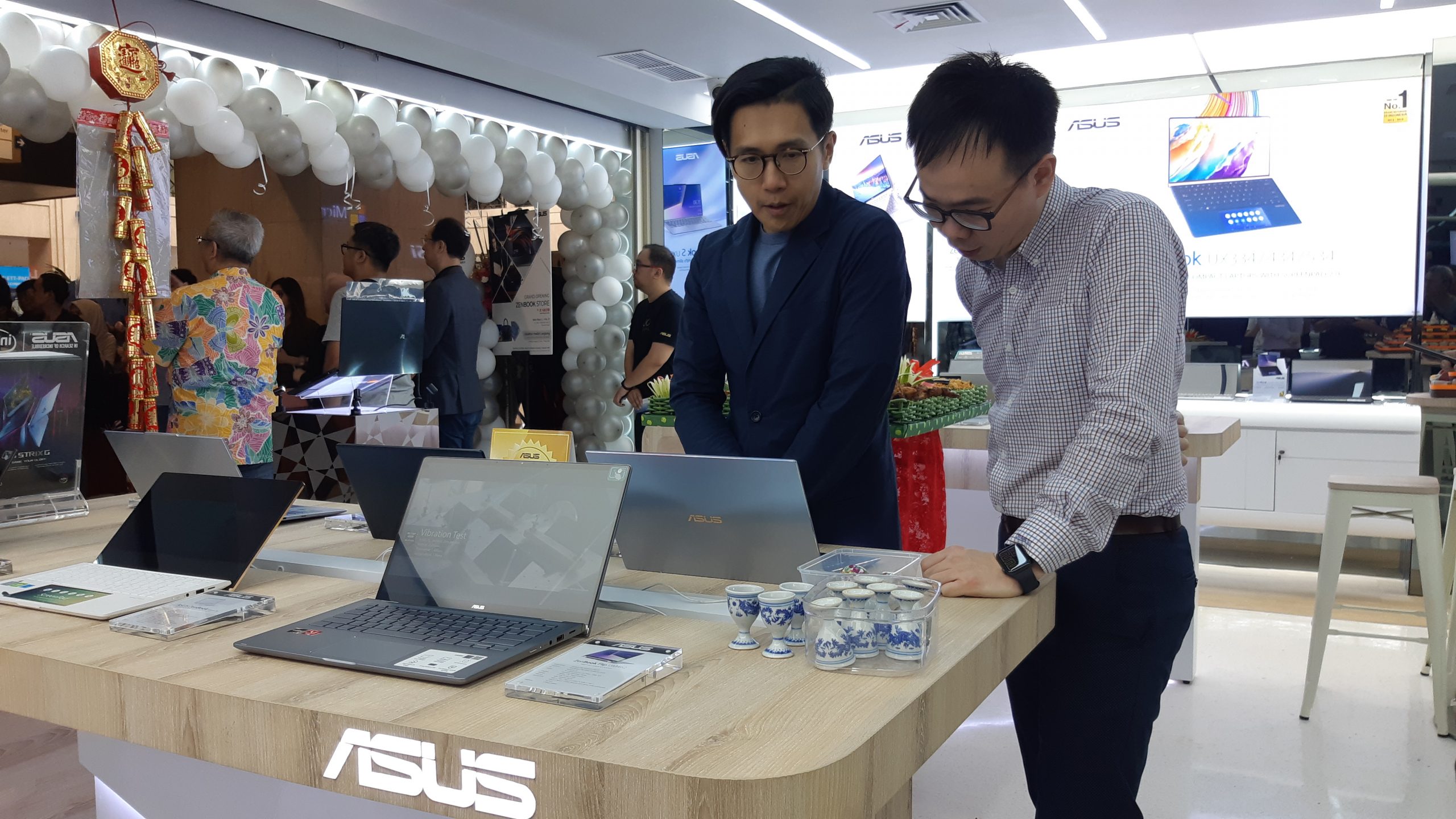 ASUS menghadirkan ZenBook Store kedua di Ratu Plaza Jakarta - Trendtech ...