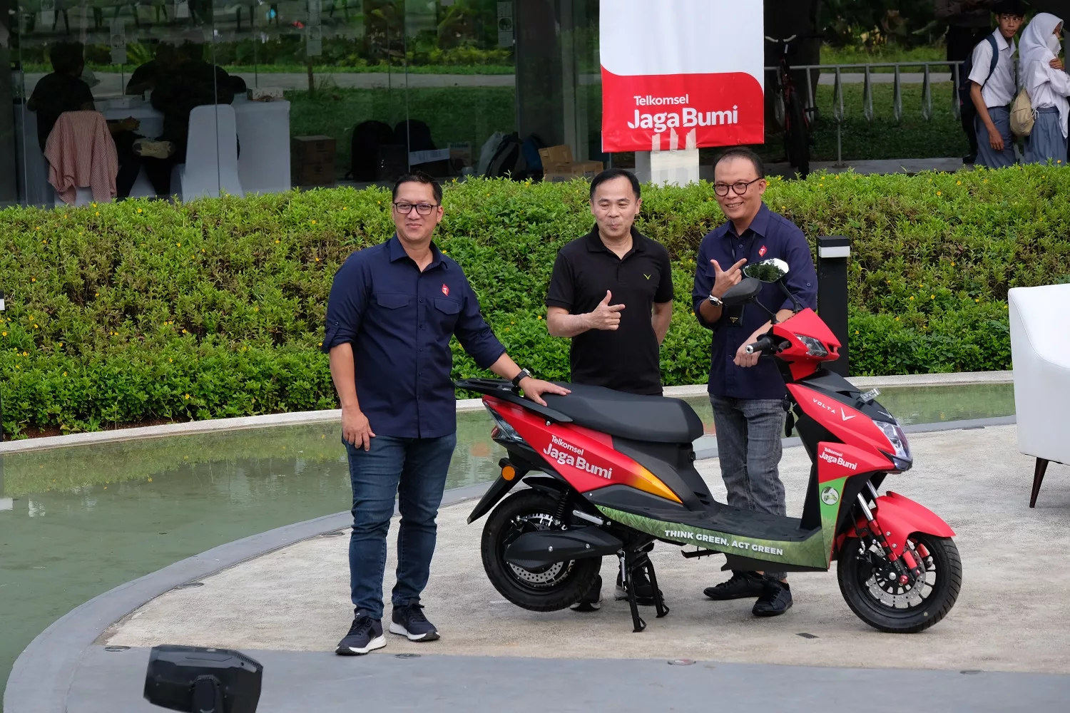 Telkomsel Jaga Bumi Gandeng Volta, Hadirkan Program Bundling Motor ...
