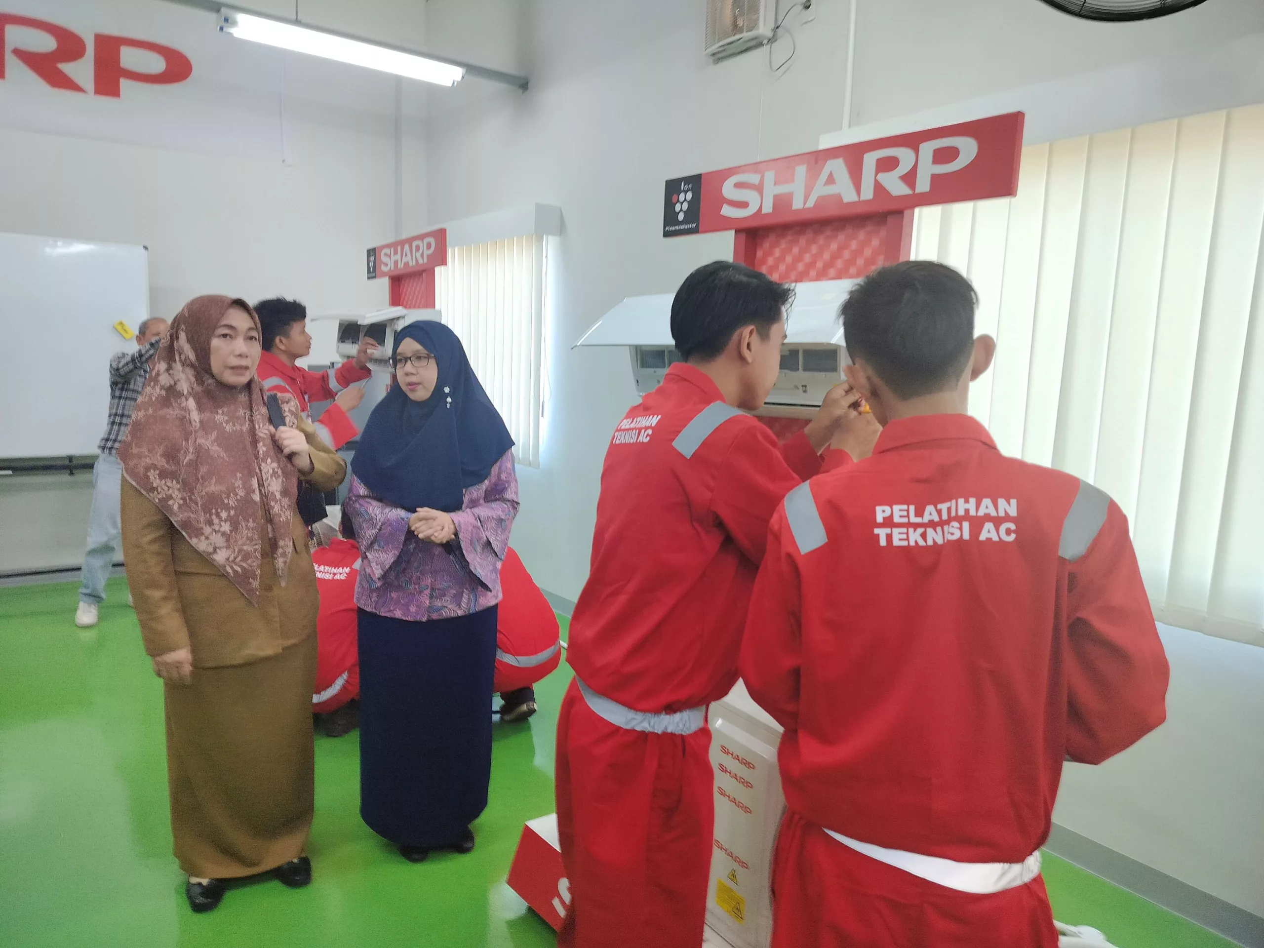 Sharp Gelar Program Pelatihan Teknisi AC di Karawang - Trendtech Indonesia